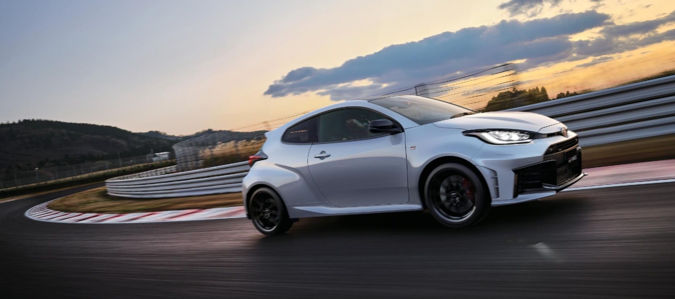 トヨタ「GRヤリス」の特徴とは？走行・燃費性能、グレードの違いもご紹介 | AGHトヨタ札幌